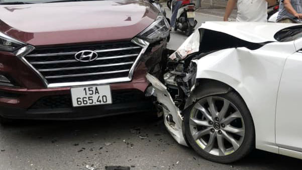 Ảnh TNGT: Mazda3 BKS 30E 93403 lĩnh đủ vì đấu đầu với Hyundai Tucson